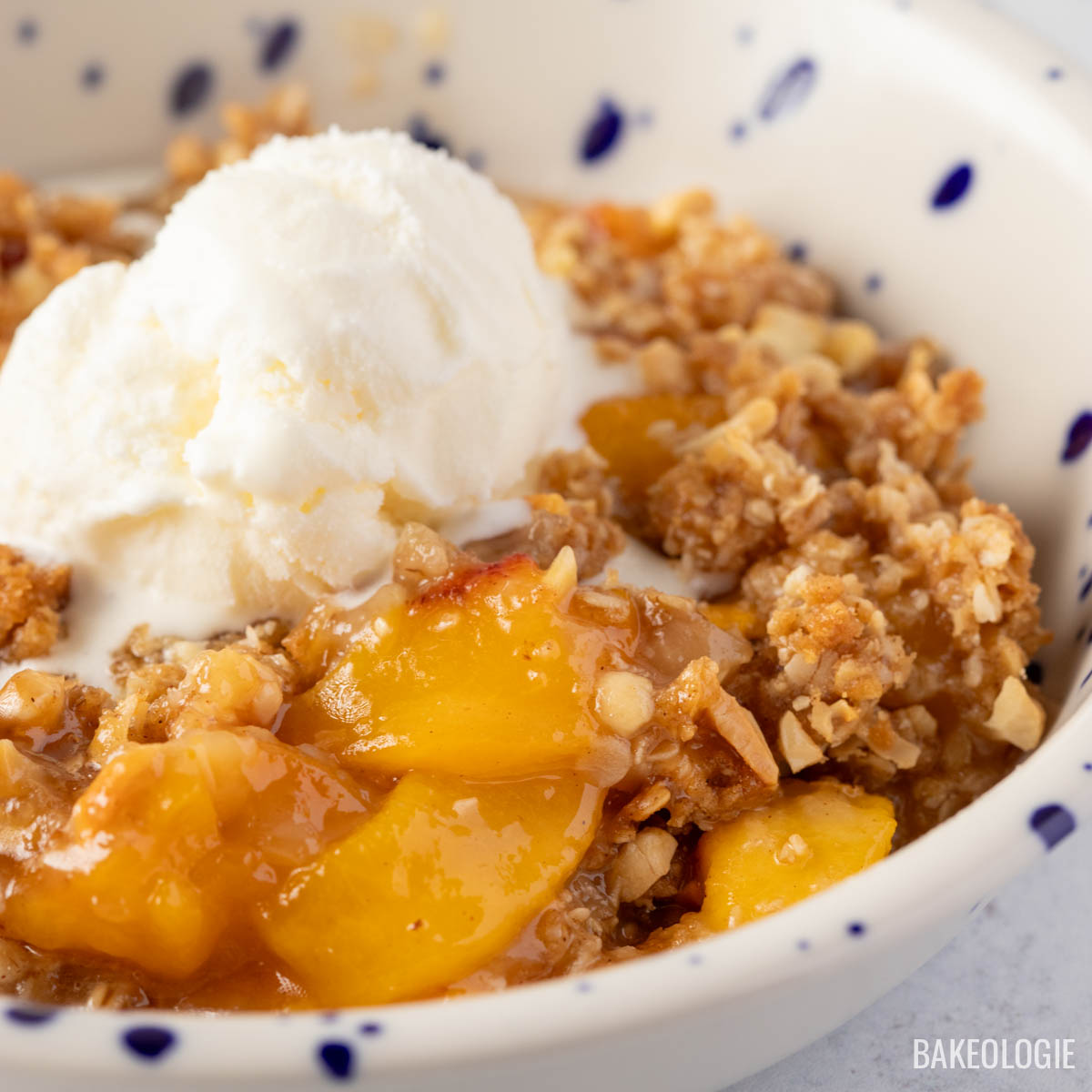 Peach Crisp (Super Easy!) | bakeologie